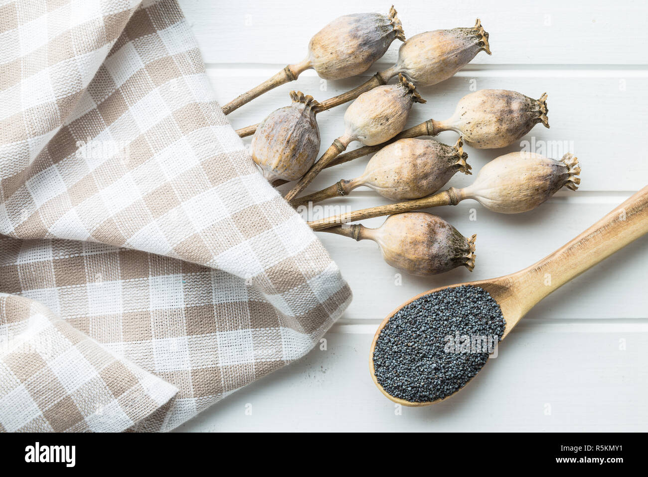 Dried poppy heads and seeds Stock Photo - Alamy