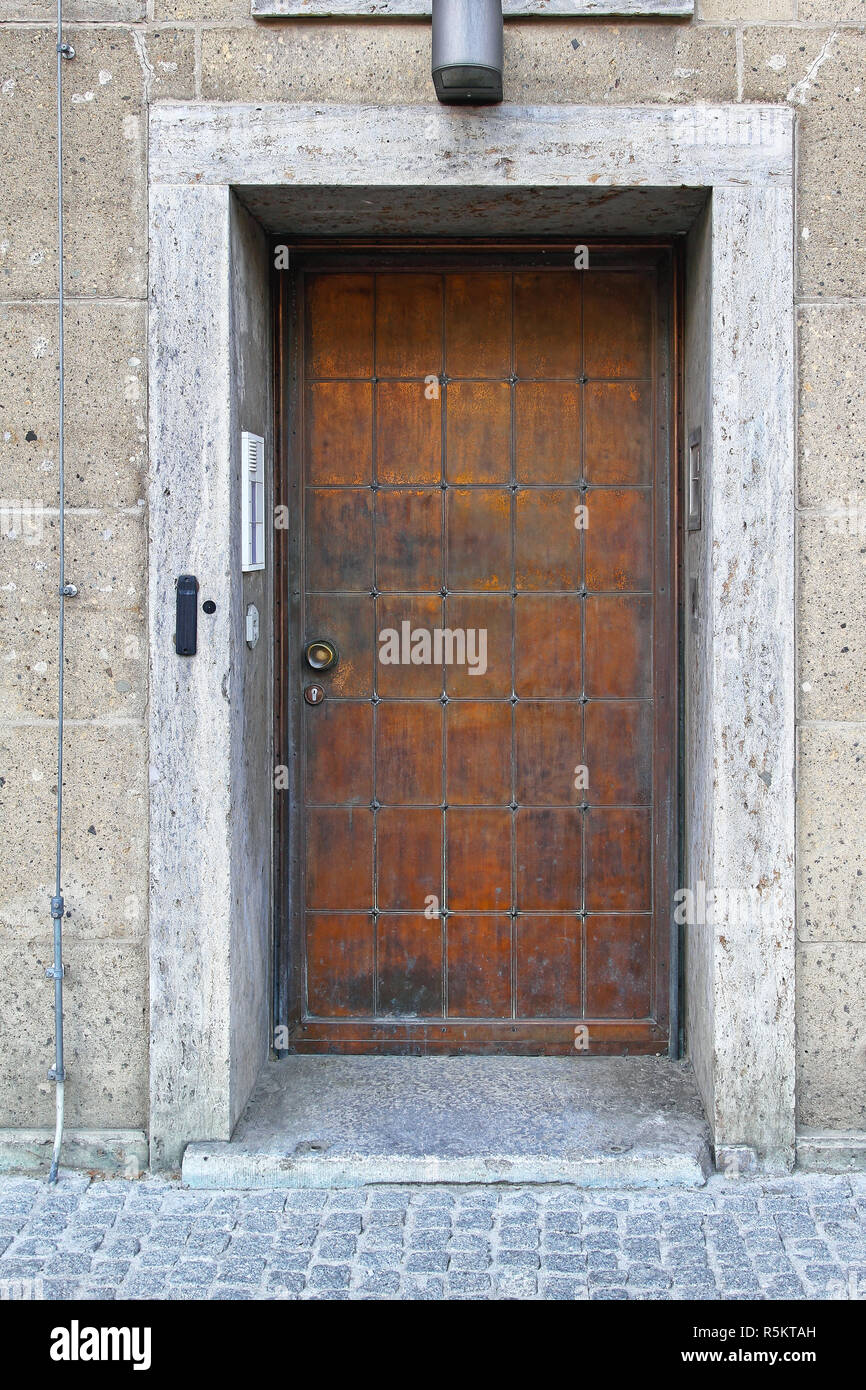 Copper door hi-res stock photography and images - Alamy