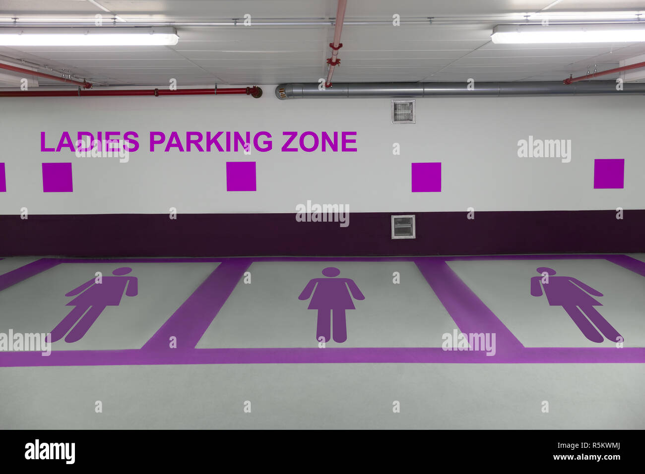 Ladies parking zone sign Stock Photo - Alamy