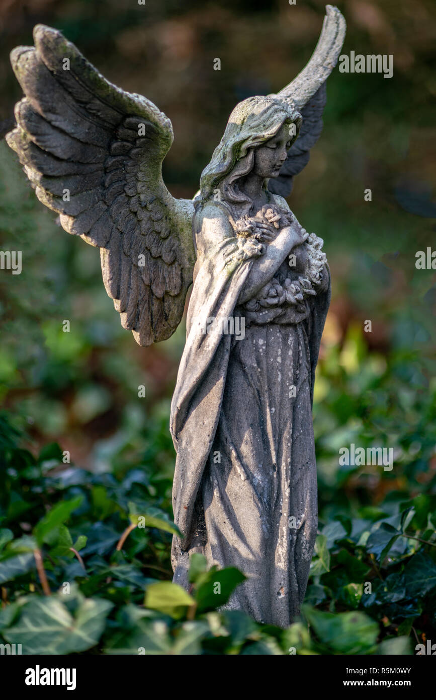 Statue on tomb weeping woman hi-res stock photography and images - Alamy
