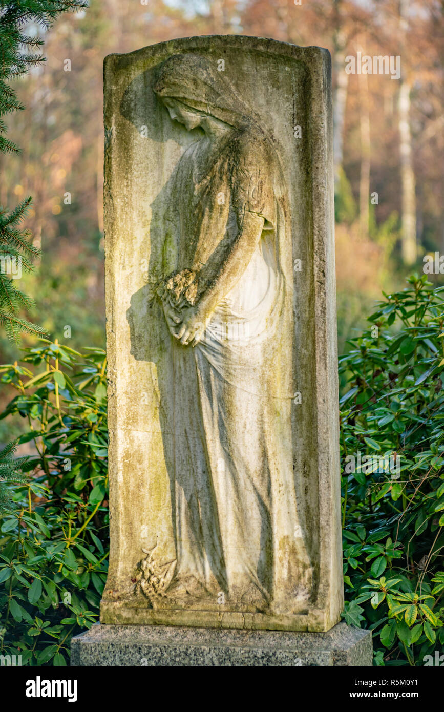 Mourning woman sculpture hi-res stock photography and images - Alamy