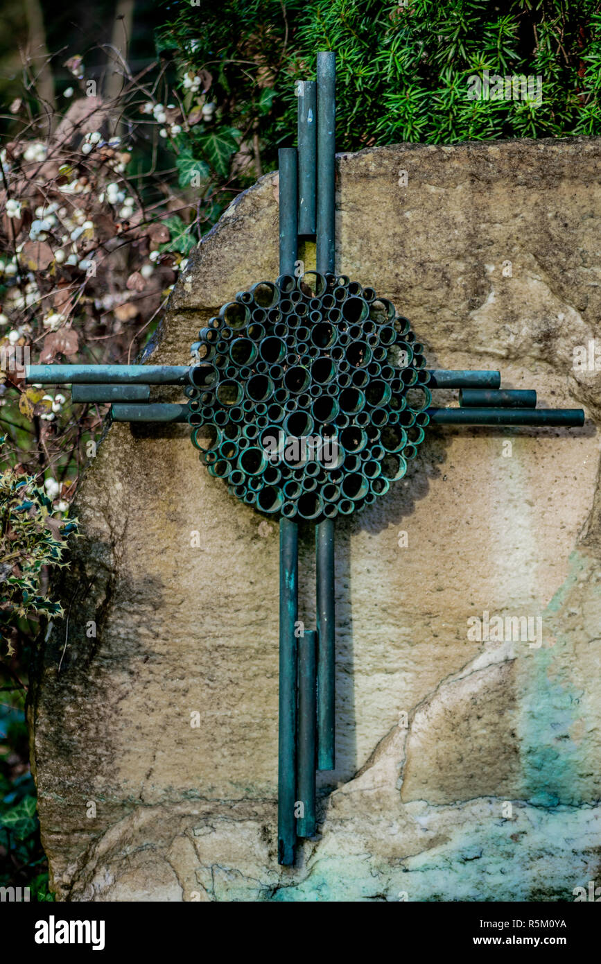 Metal cross on grave hi-res stock photography and images - Alamy