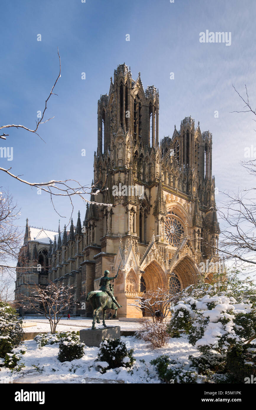 Lateral view on Reims cathedral in sunlight and under the snow, France ...