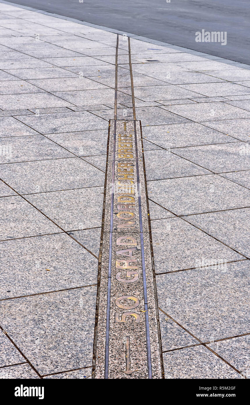 Flow direction arrow hi-res stock photography and images - Alamy