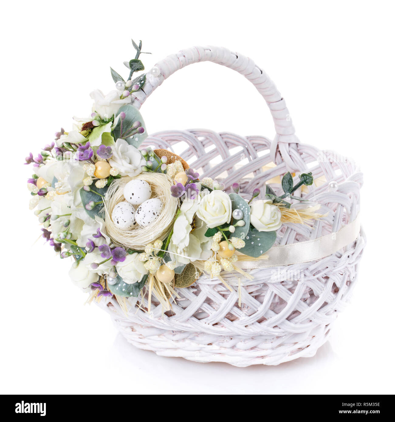 Basket easter eggs willow Cut Out Stock Images & Pictures - Alamy