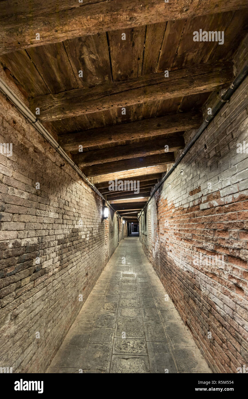 Narrow street passage hi-res stock photography and images - Alamy