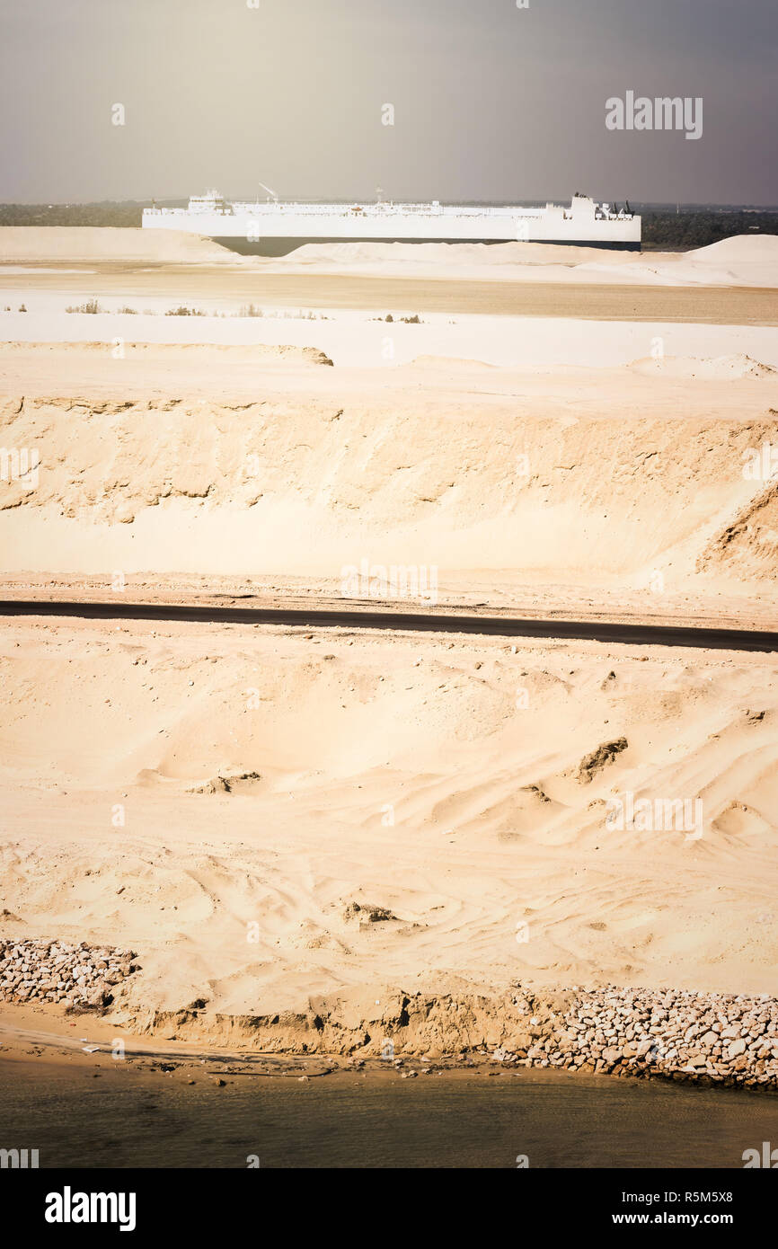 Rowing boat in opposite direction hi-res stock photography and images ...