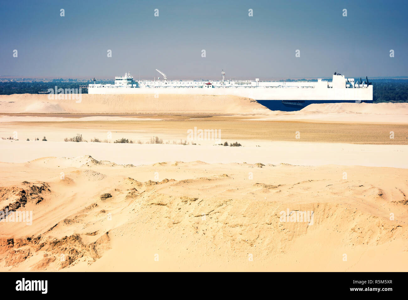 Rowing boat in opposite direction hi-res stock photography and images ...