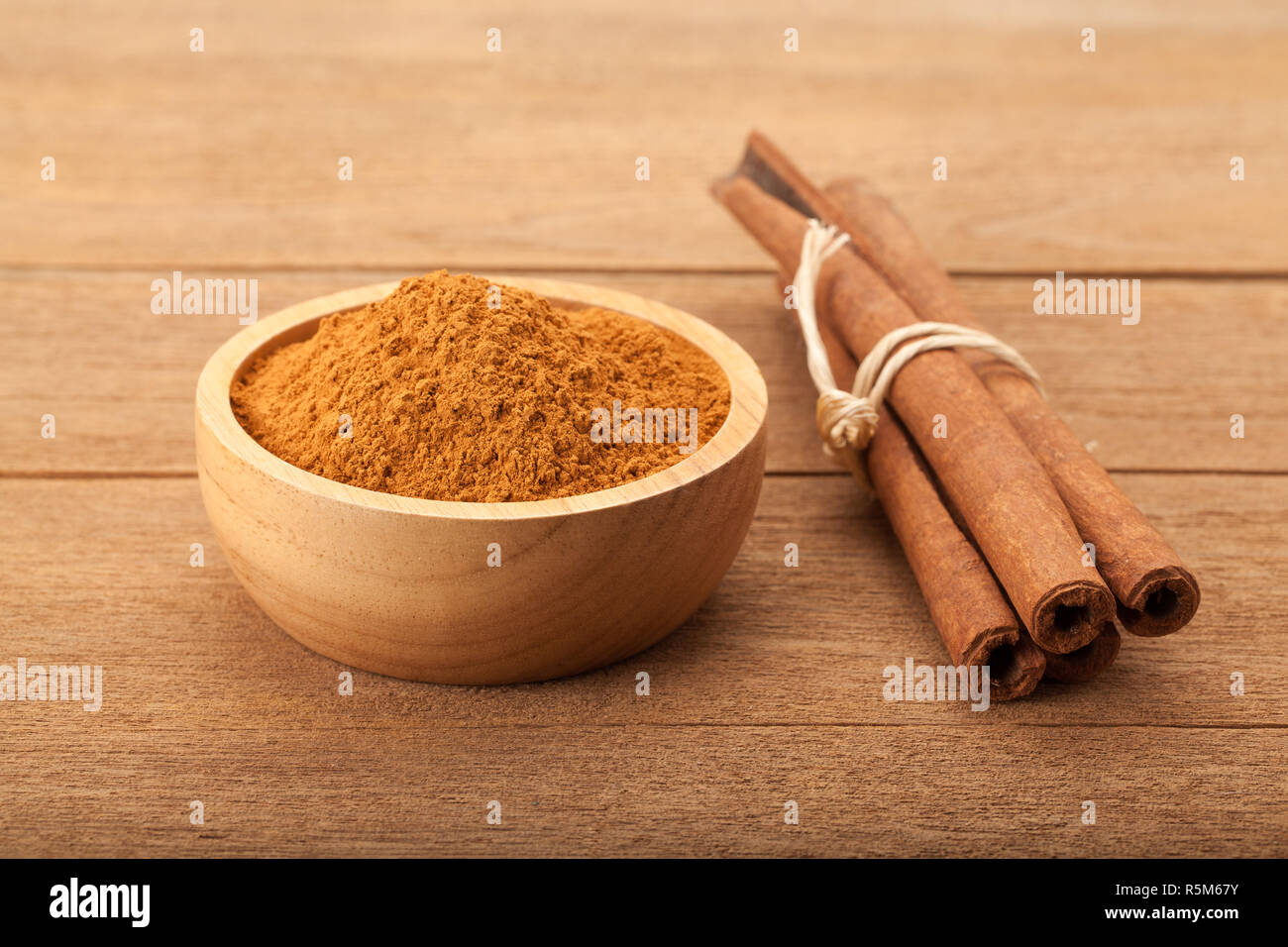 Cinnamon stick and cinnamon powder Stock Photo - Alamy
