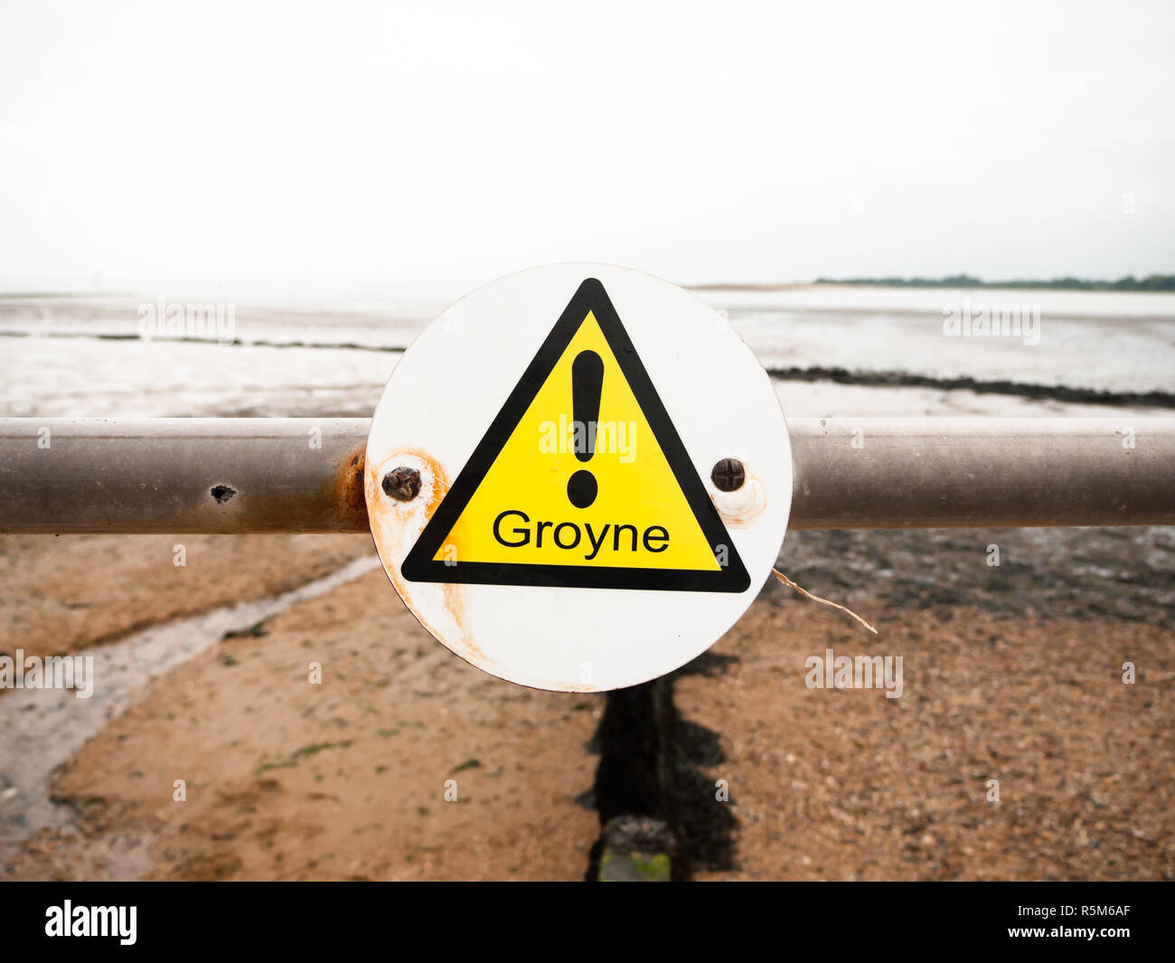Yellow warning sign icon exclamation hi-res stock photography and ...