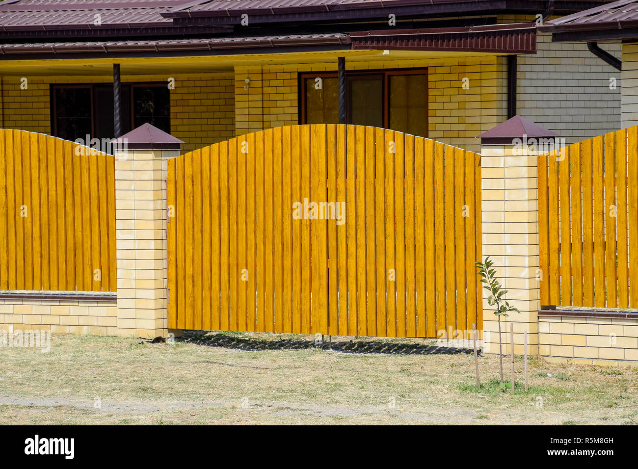 Overlap fencing hi-res stock photography and images - Alamy