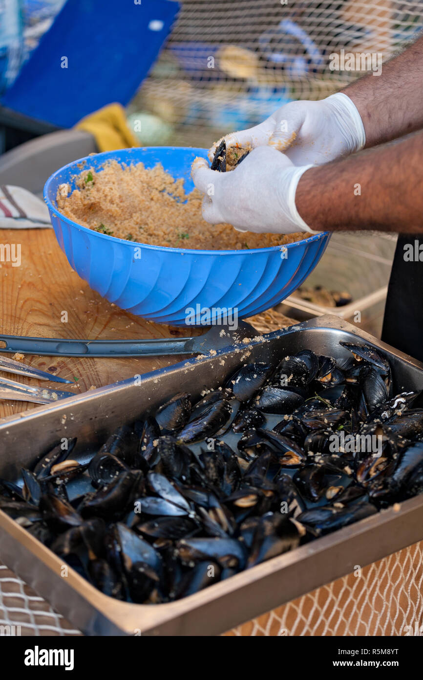 Preparing roasted mussels Stock Photo - Alamy