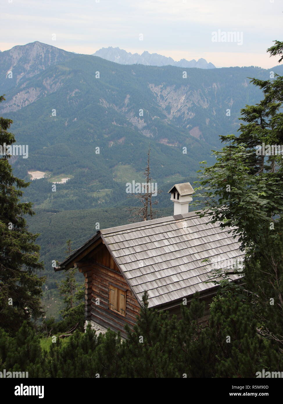 House overhang mountains hi-res stock photography and images - Alamy