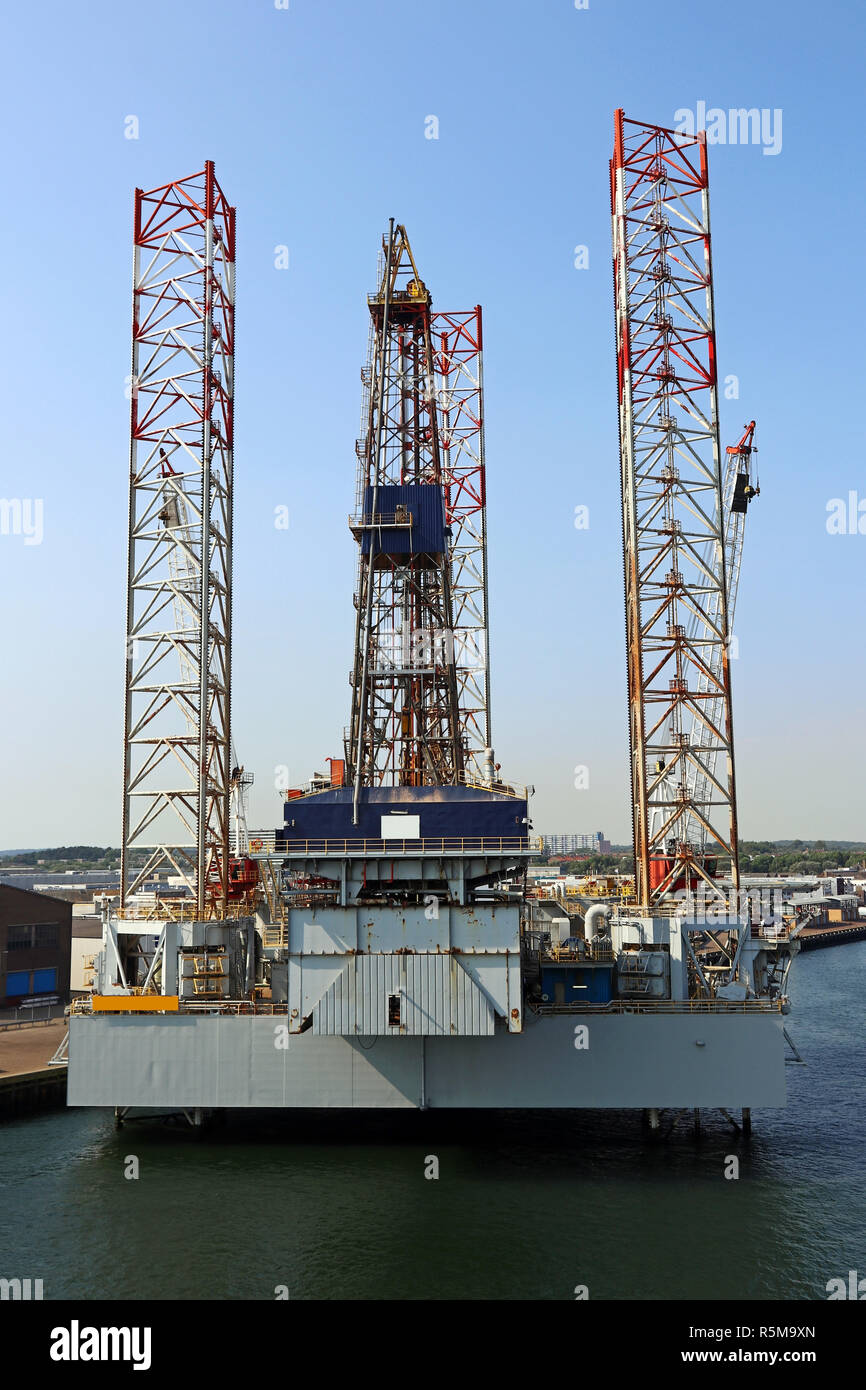 an oil rig in a harbor by the sea. an oil rig in the sea Stock Photo ...
