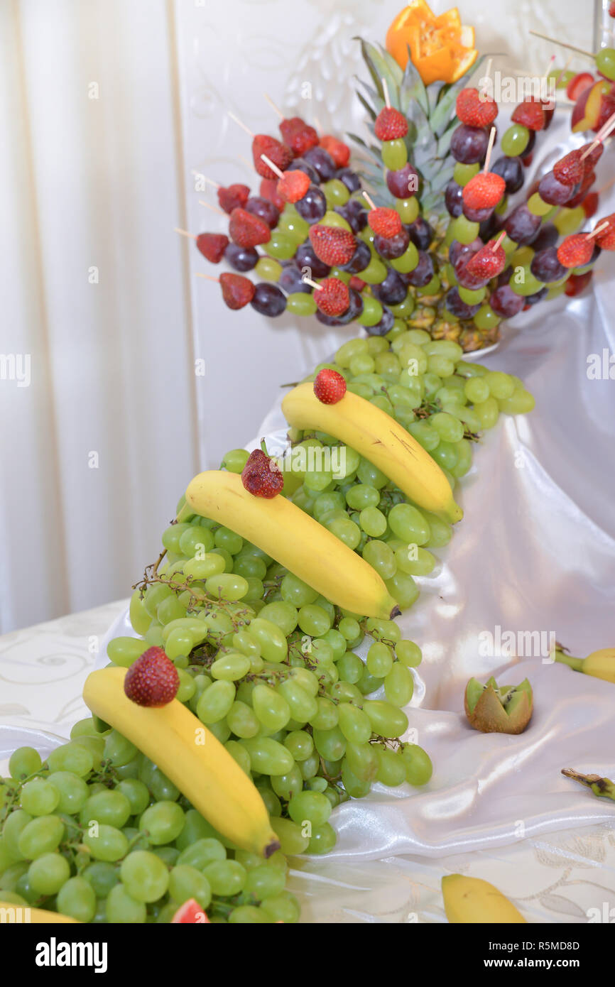 How to make a fruit display for wedding | Beachweddingtips.com