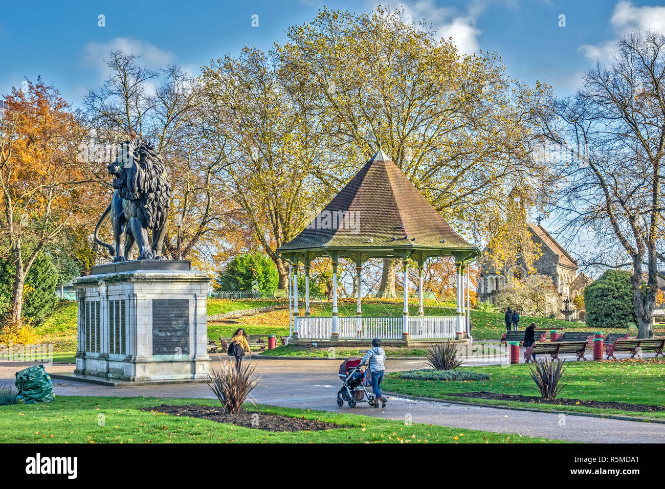 Lion Statue In Forbury Gardens, Reading, Berks Stock Photo - Alamy