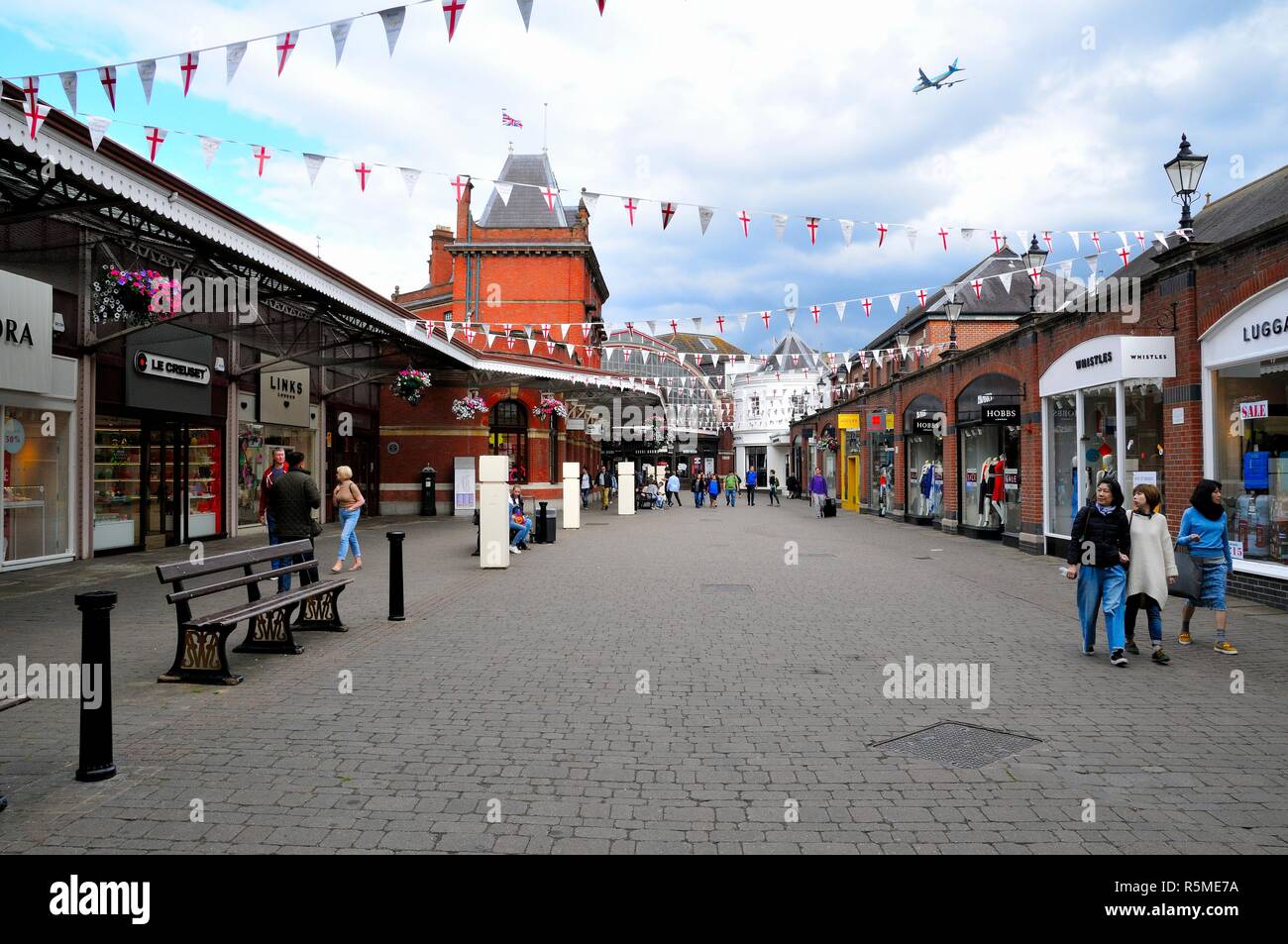 Windsor royal shopping centre hi-res stock photography and images - Alamy