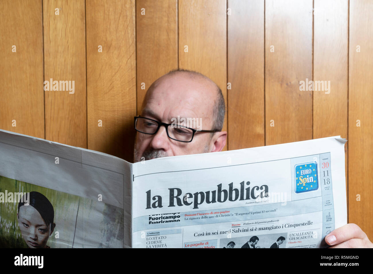Newspaper pages background hi-res stock photography and images - Alamy