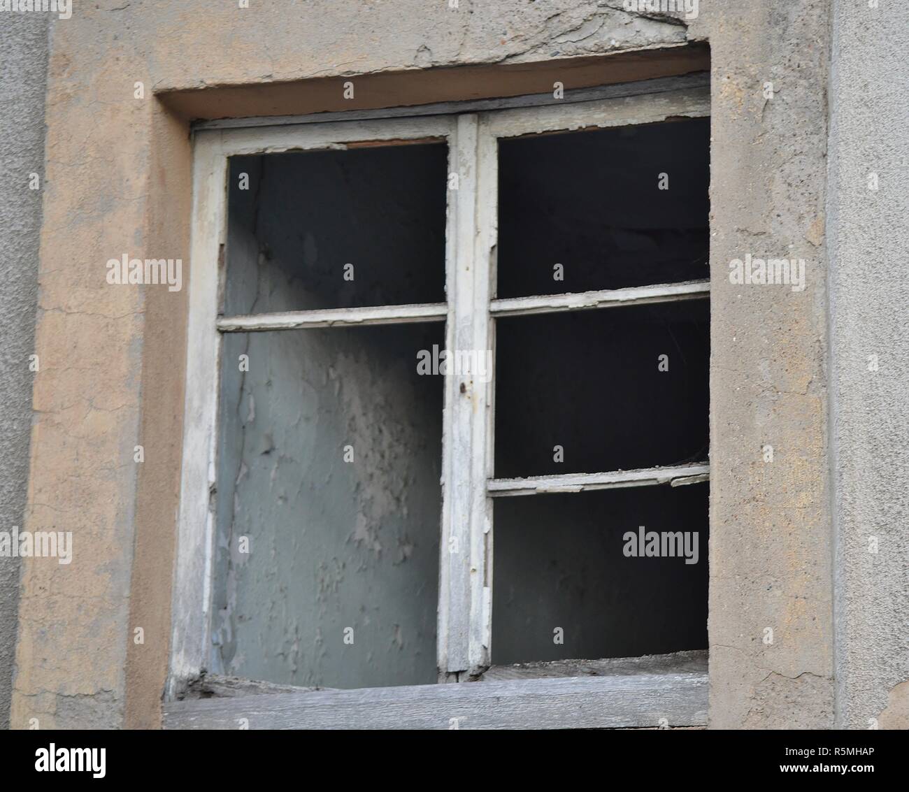Dead window hi-res stock photography and images - Alamy