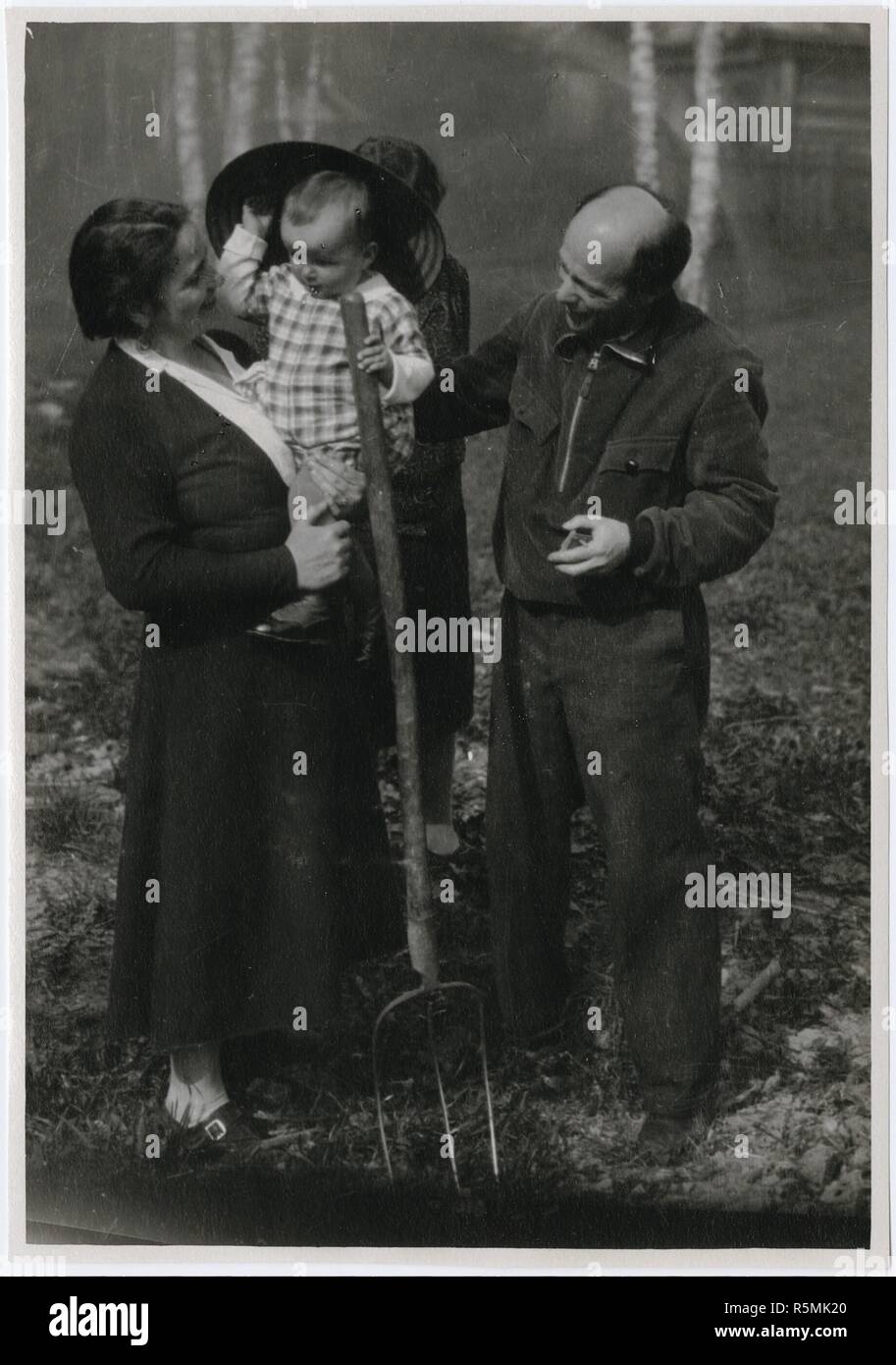 Sophie Lissitzky-Küppers and El Lissitzky with son Jen Lissitzky ...