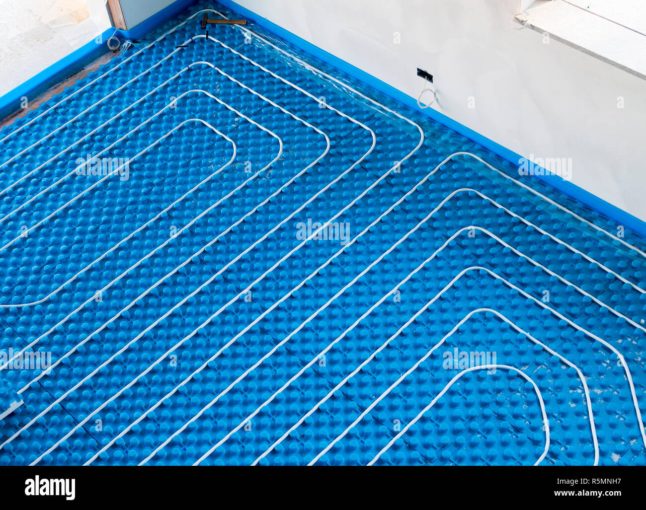 System floor radiant with polyethylene pipes Stock Photo - Alamy
