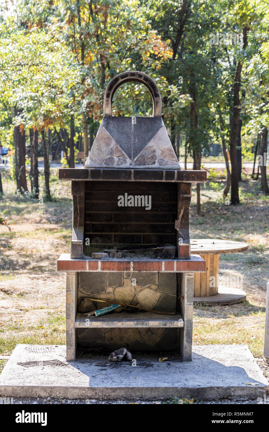 Brick pit barbeque hi-res stock photography and images - Alamy