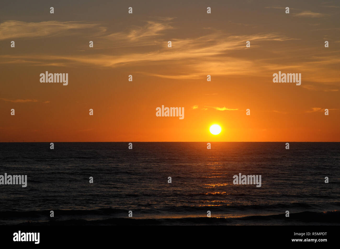 Sunset horizon ocean refraction hi-res stock photography and images - Alamy