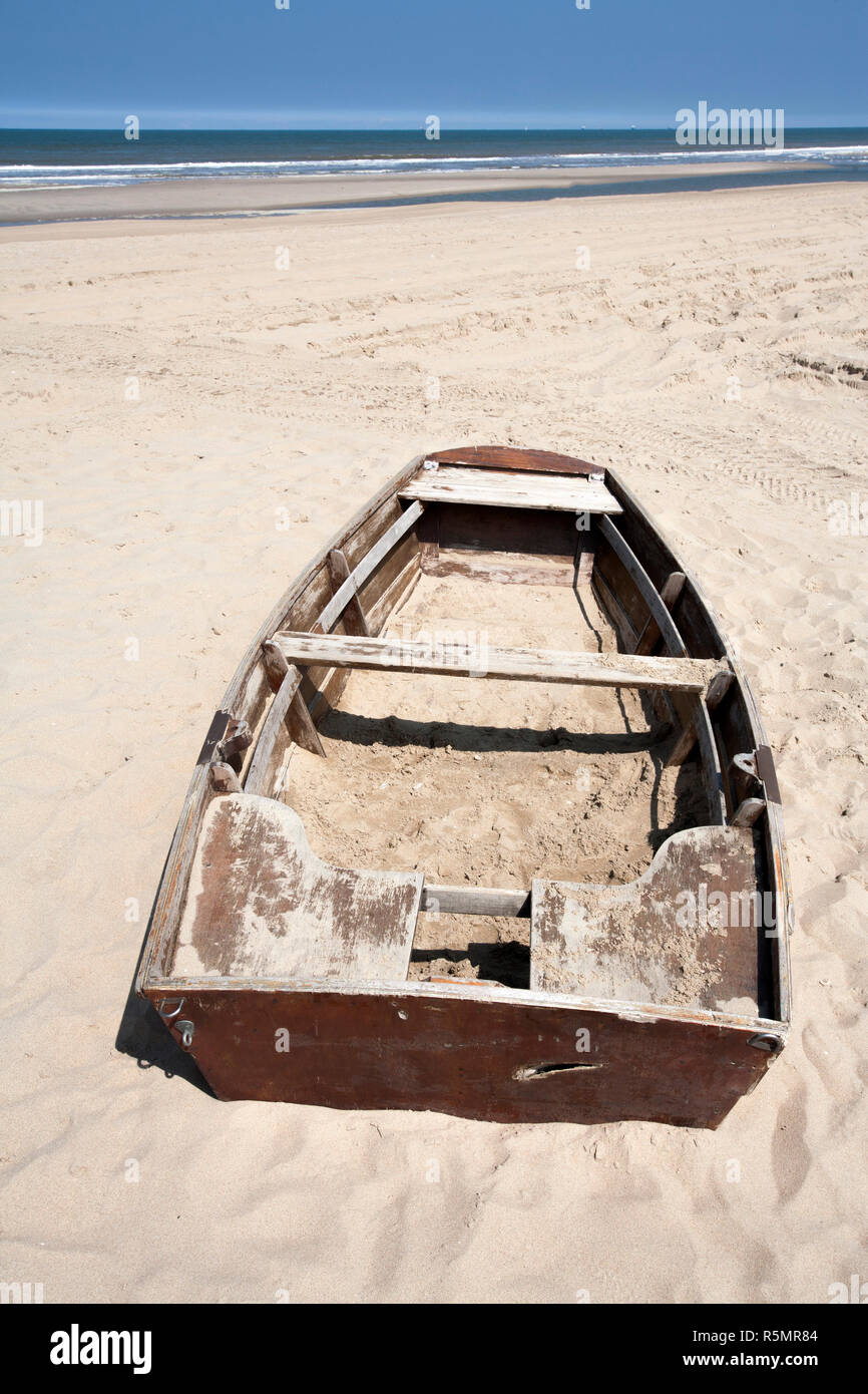 Abandoned rowing boat on the beach Stock Photo - Alamy