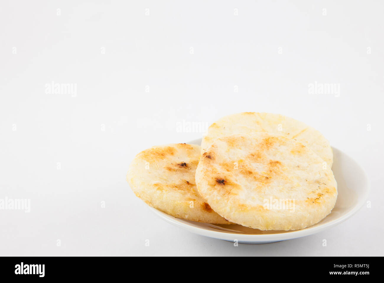 Roasted traditional Colombian white corn arepa Stock Photo - Alamy