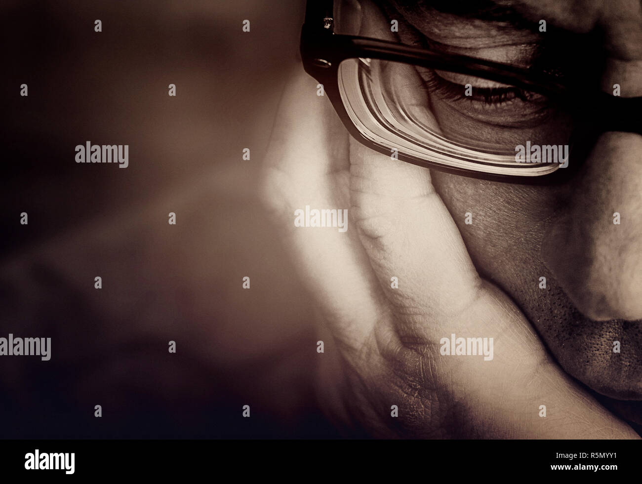 Hand supporting head hi-res stock photography and images - Alamy