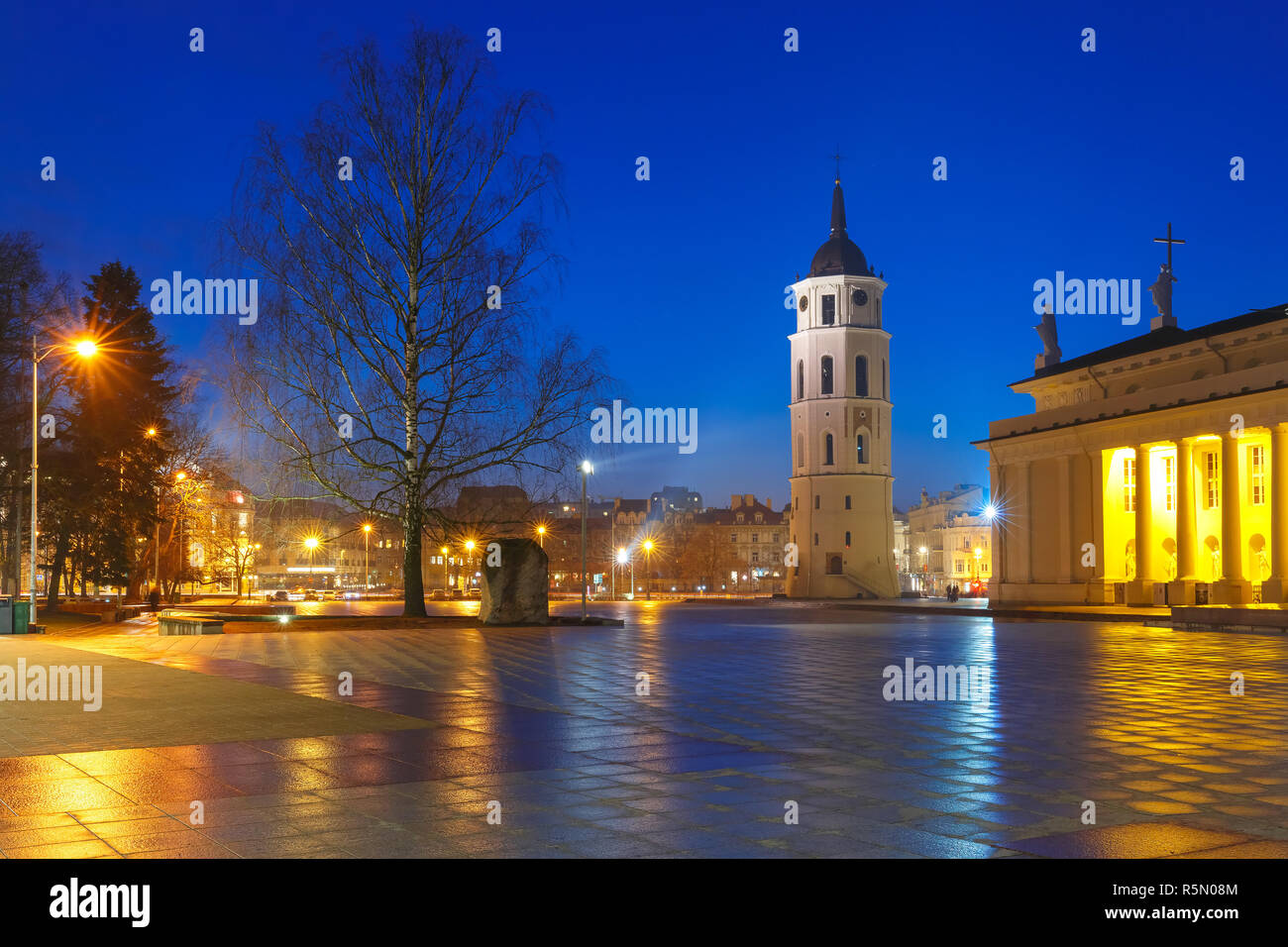 Cathedral Square in the evening, Vilnius Stock Photo - Alamy