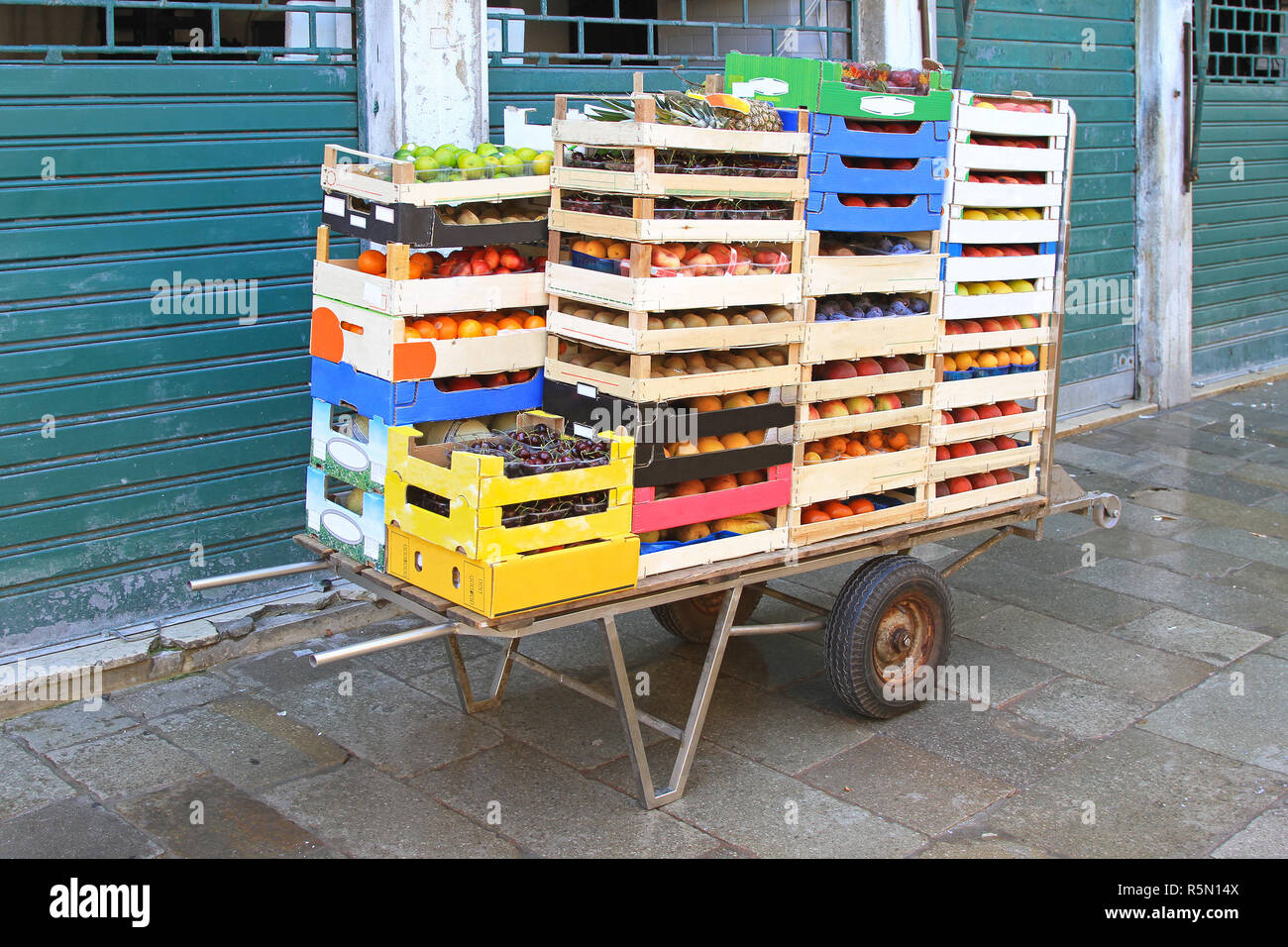 Apple transport crates hi-res stock photography and images - Alamy