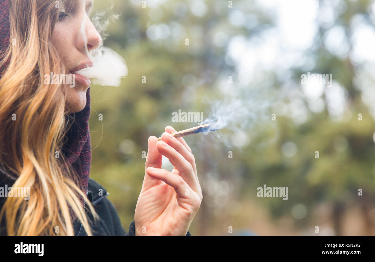 Smoking girl blonde hi-res stock photography and images - Alamy