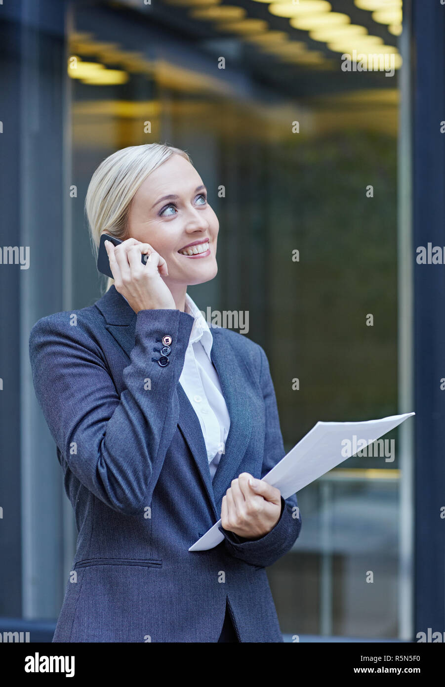 Back of woman looking right hi-res stock photography and images - Alamy