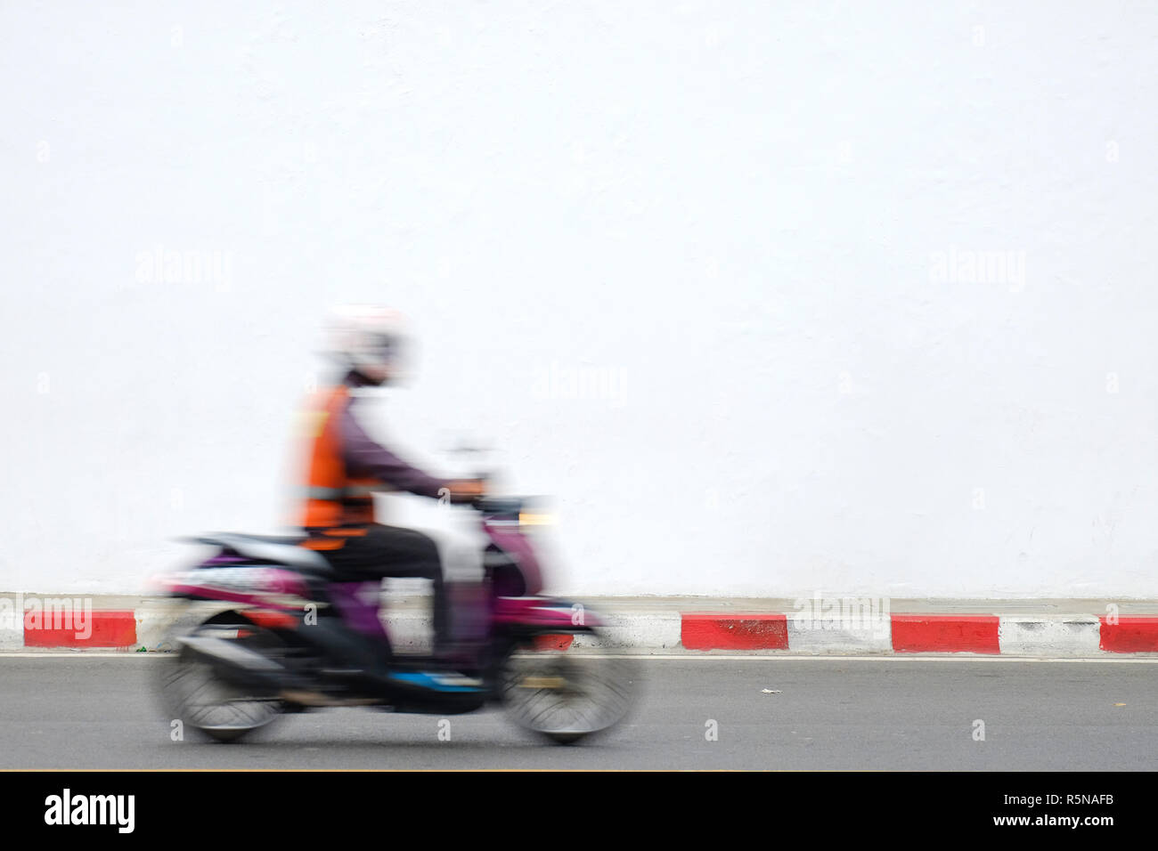 No parking sign on curb hi-res stock photography and images - Alamy