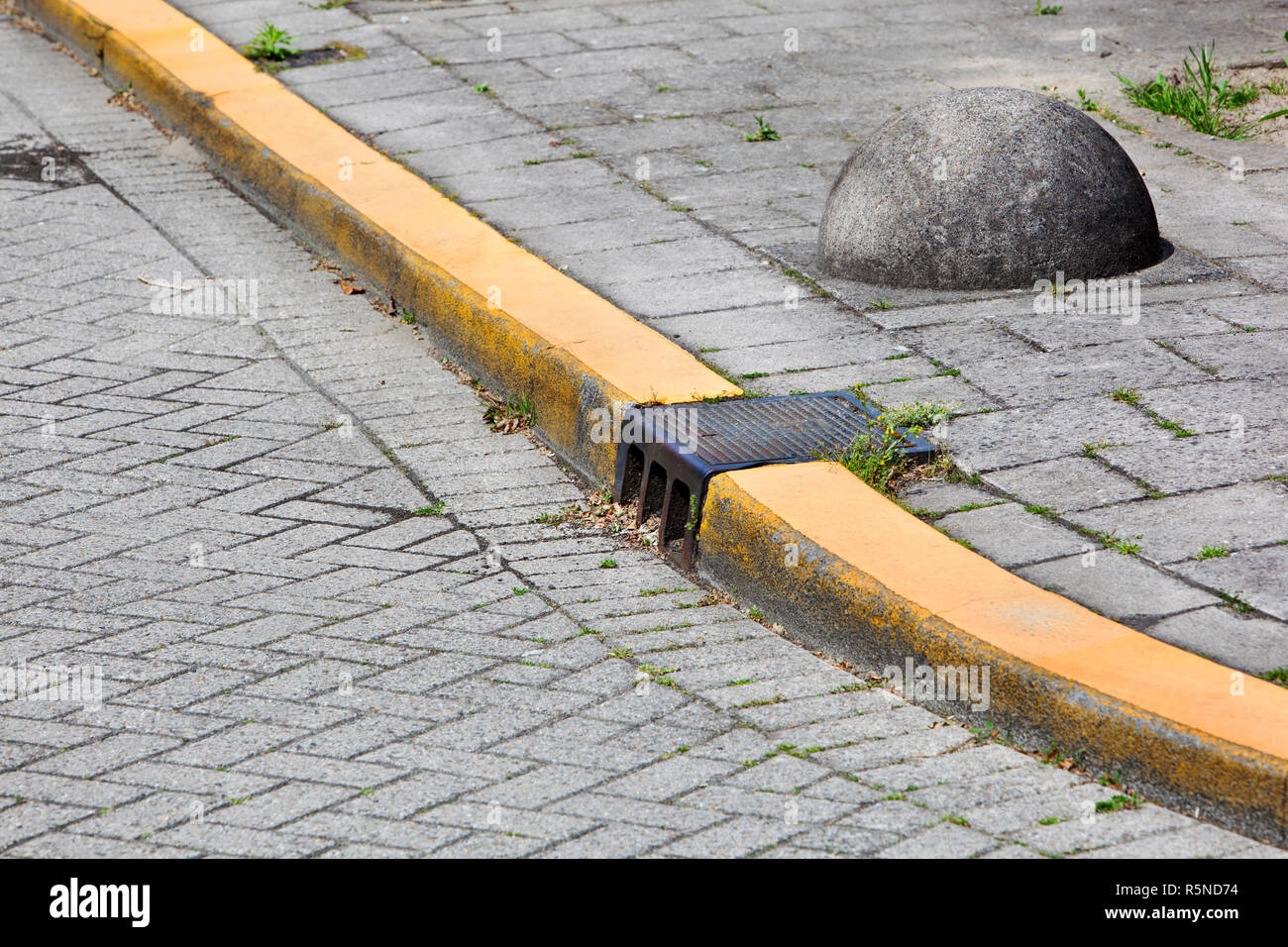 Yellow Curb High Resolution Stock Photography and Images - Alamy