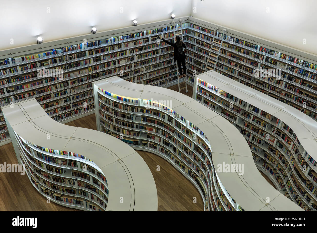 The curve mall hi-res stock photography and images - Alamy