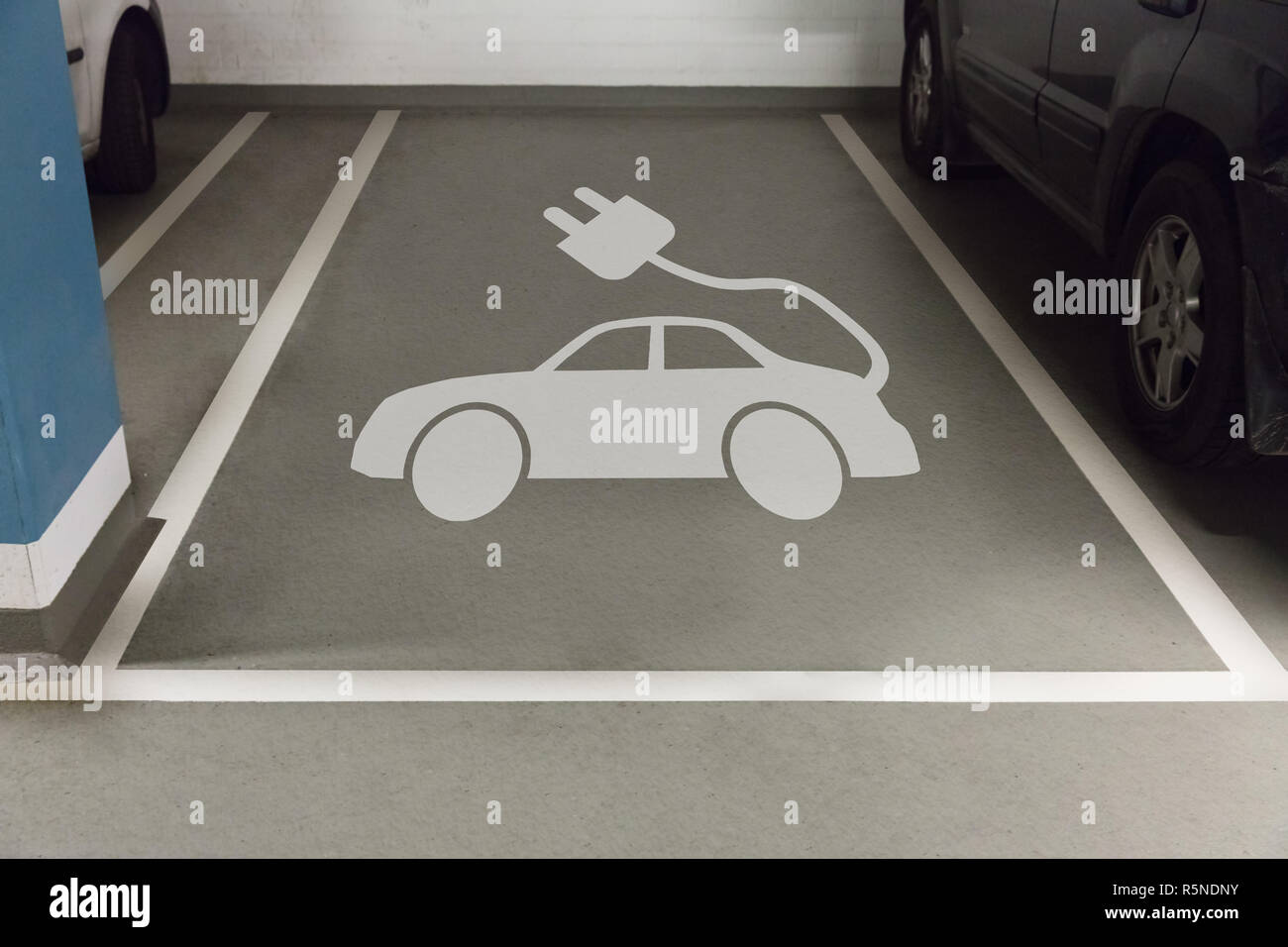 Electric car sign in parking area Stock Photo - Alamy