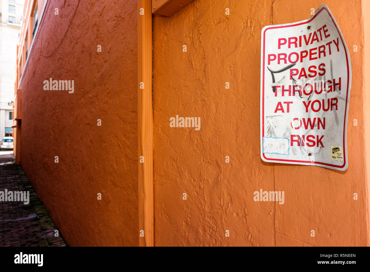 Narrow walkway hi-res stock photography and images - Alamy