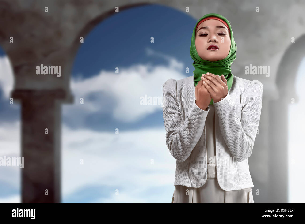 Muslim woman praying Stock Photo - Alamy