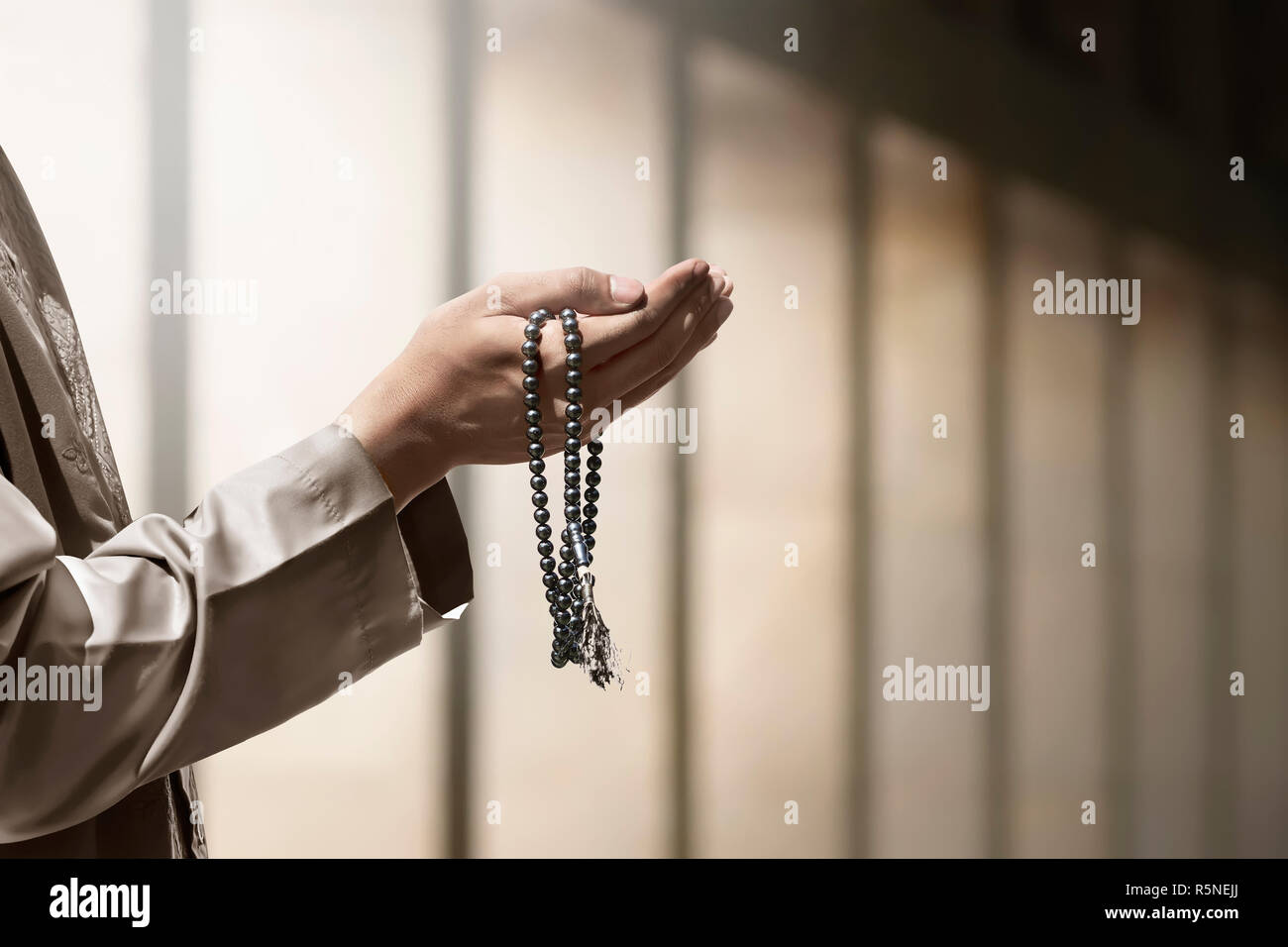 Hand of muslim people praying Stock Photo - Alamy