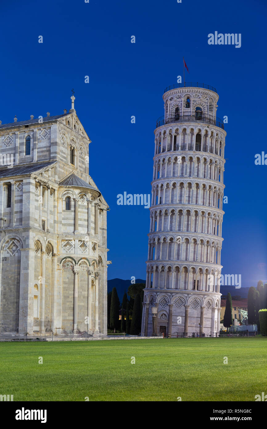 leaning tower of pisa at night Stock Photo - Alamy