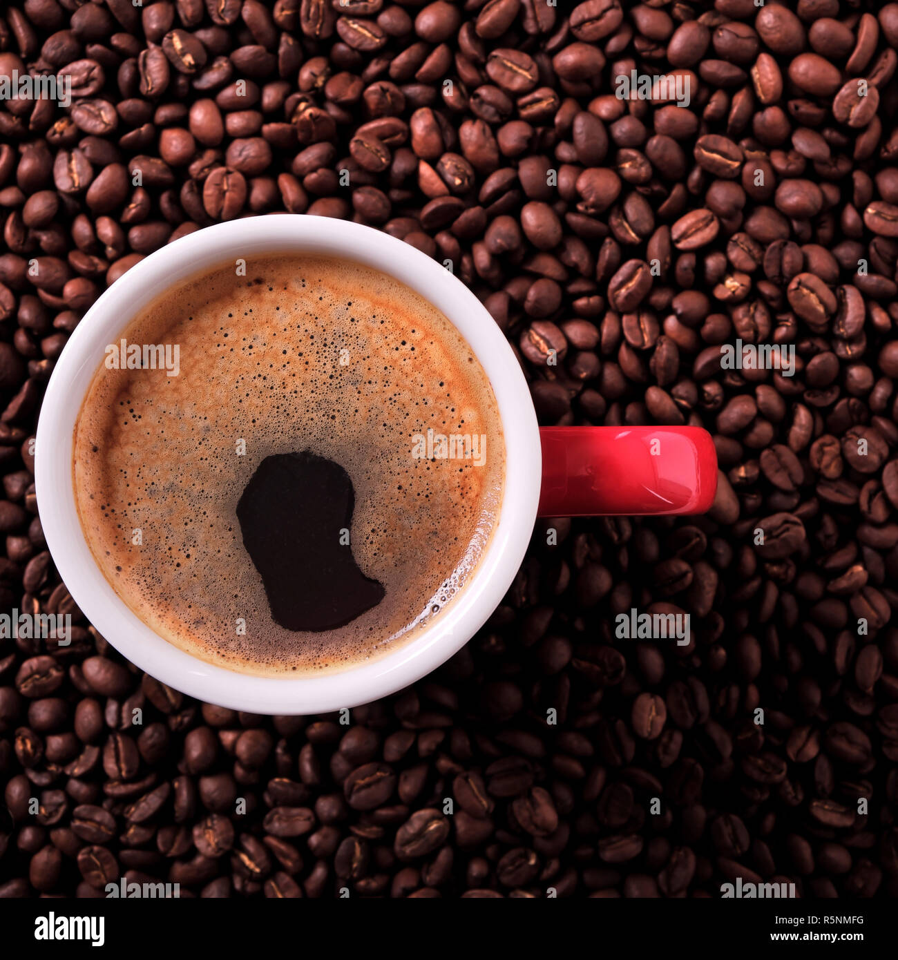 Red coffee mug beans background top view flat Stock Photo - Alamy