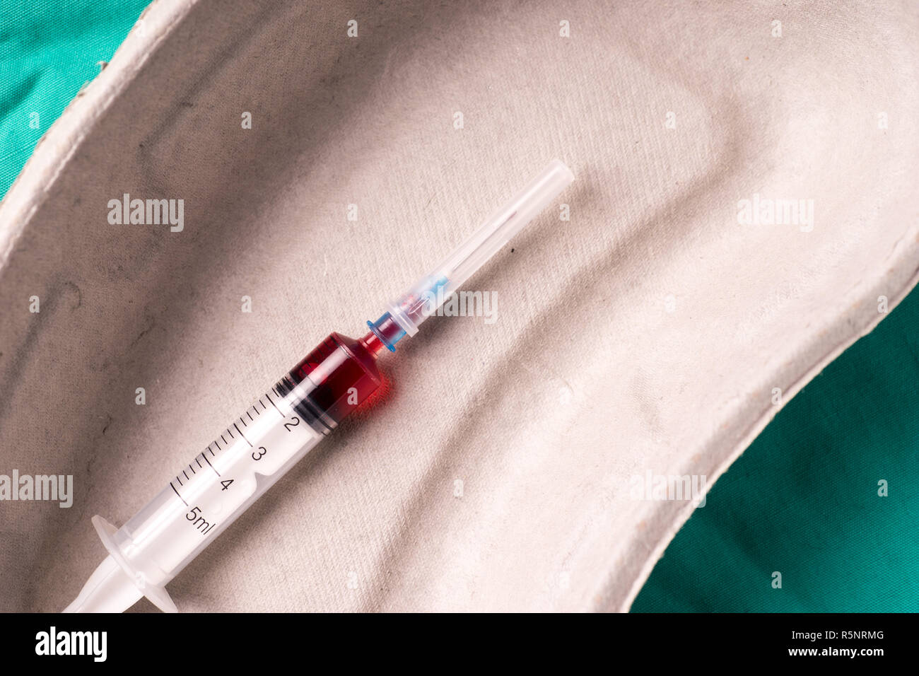 Injections fluid hi-res stock photography and images - Alamy