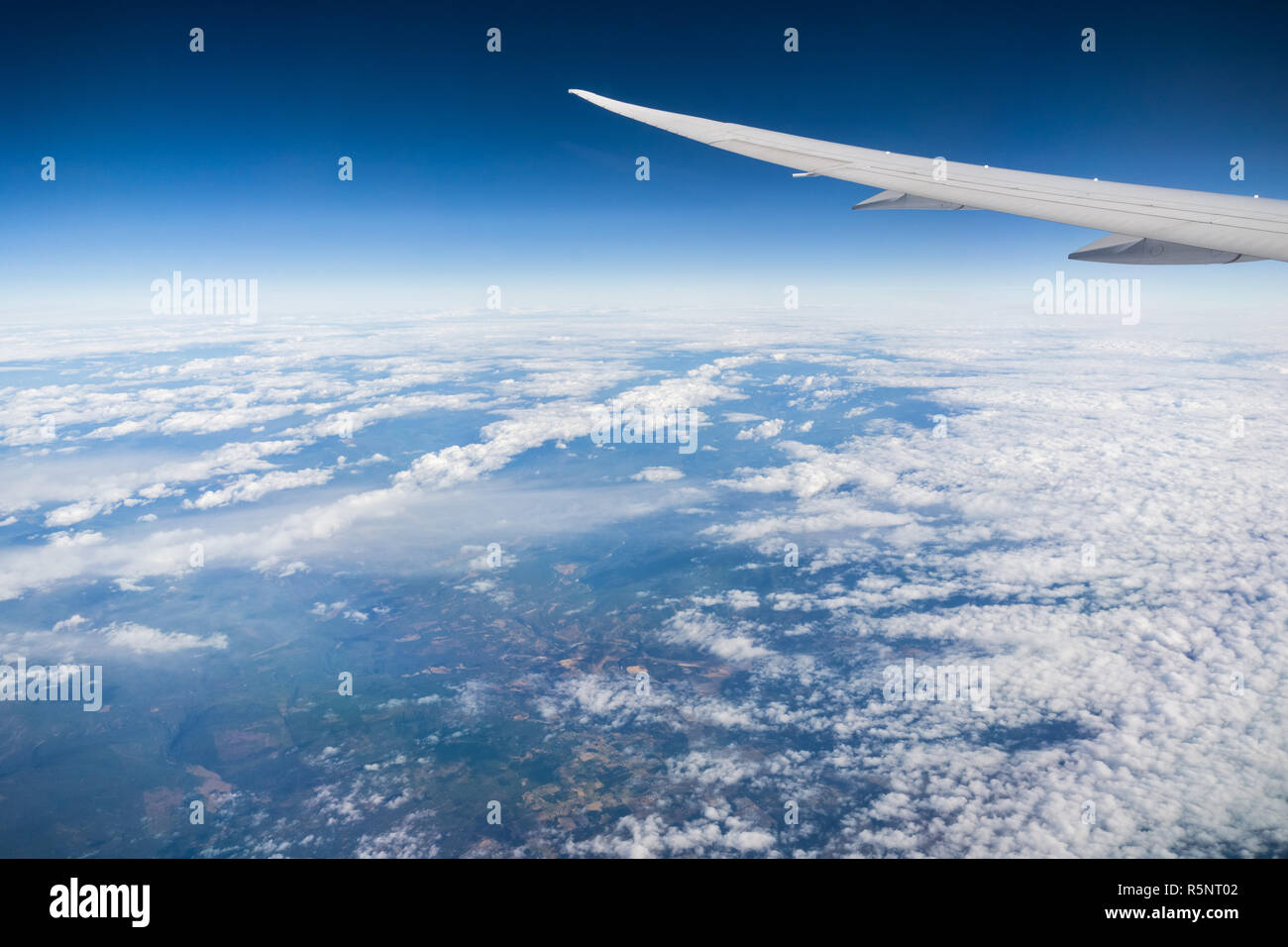 Airplane flying over agricultural field hi-res stock photography and ...