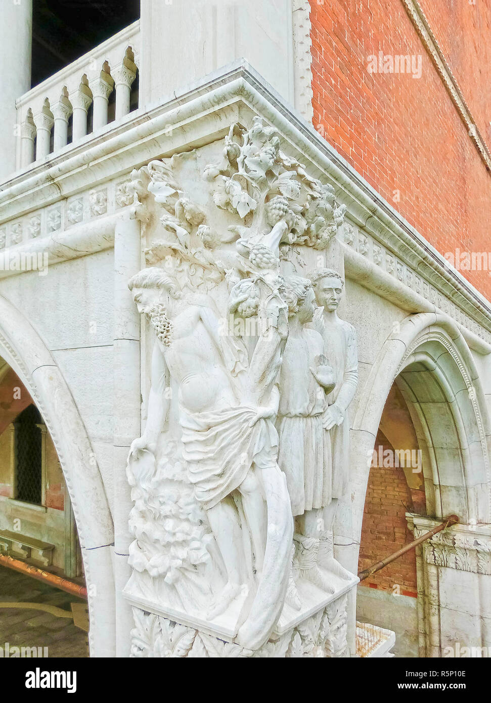 Corner statue of the historical Doge's Palace near by the venetian ...