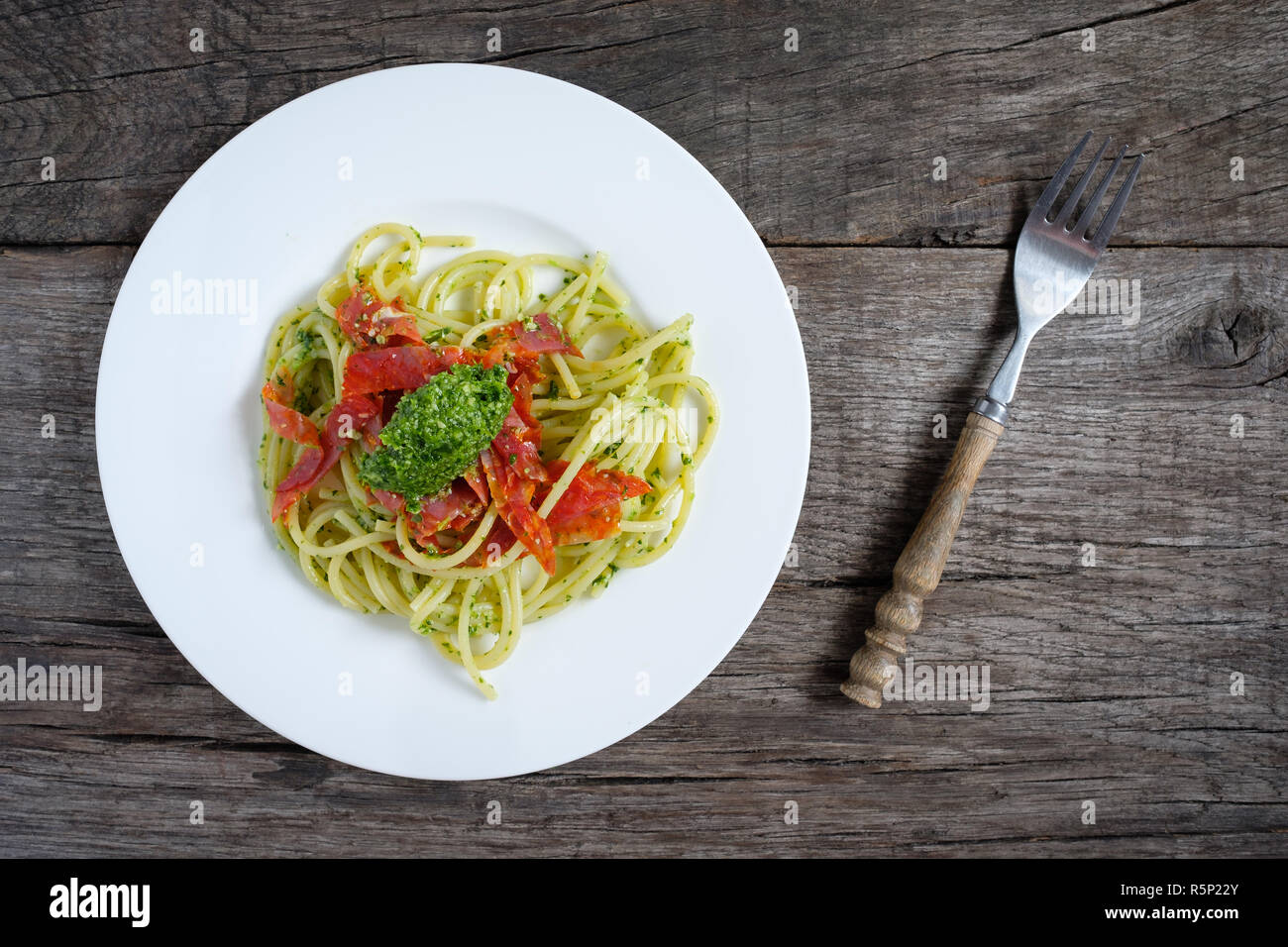 Spaghetti with rocket hi-res stock photography and images - Alamy