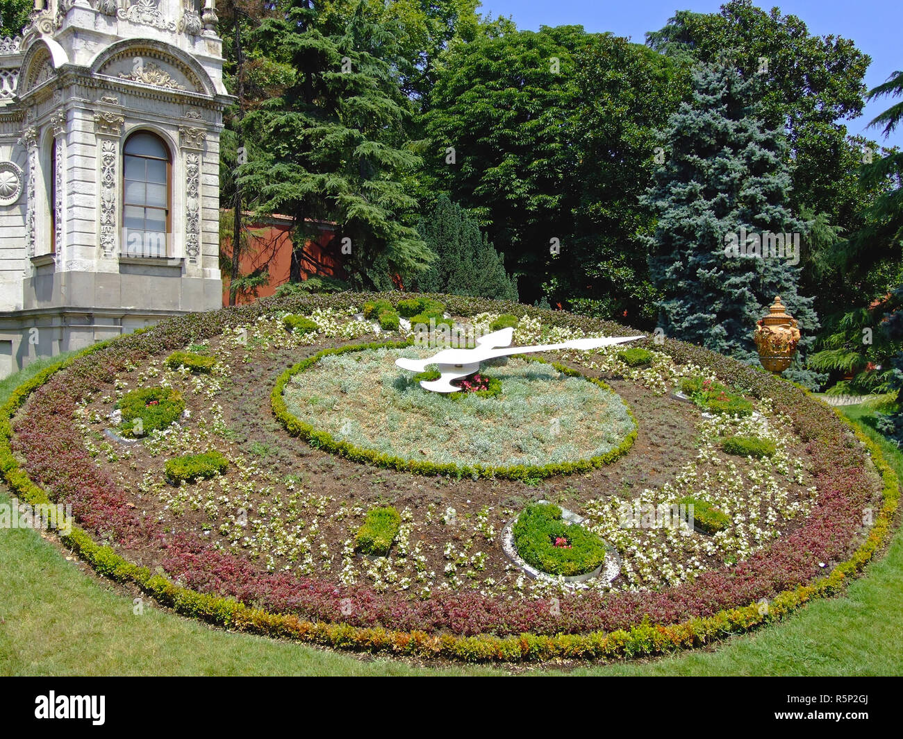 Large floral clock hi-res stock photography and images - Alamy