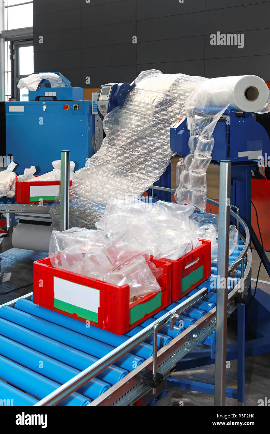 Packaging cushioning system Stock Photo - Alamy