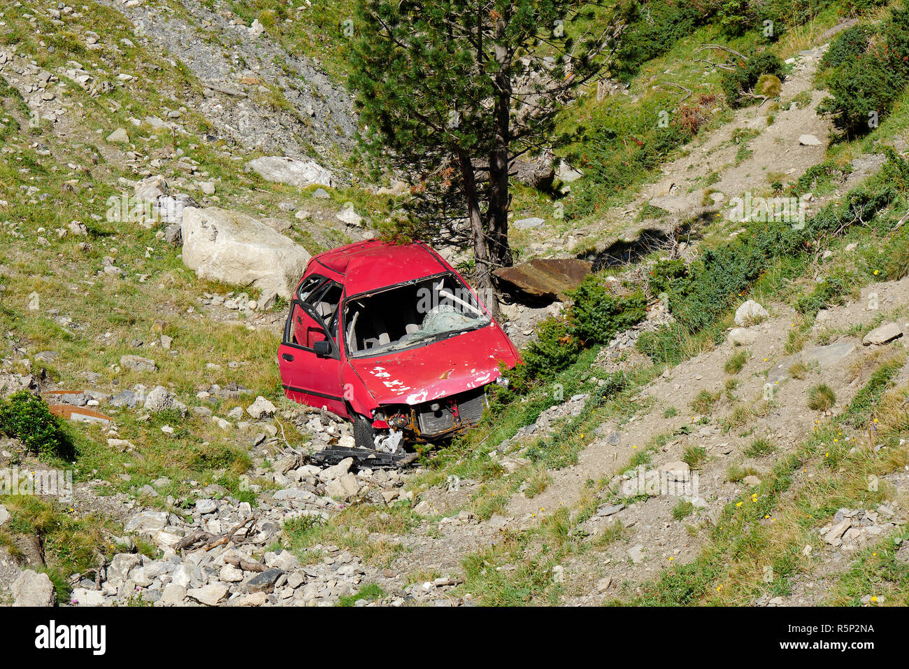Ravine road accident hi-res stock photography and images - Alamy